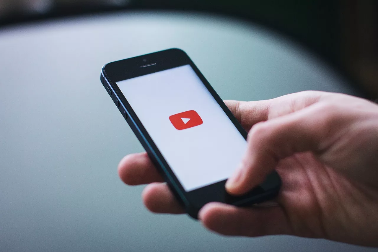 How to Keep YouTube Playing on Your iPhone - DeviceMAG
