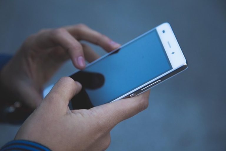 How To Turn On Content Sharing On iPhone - DeviceMAG